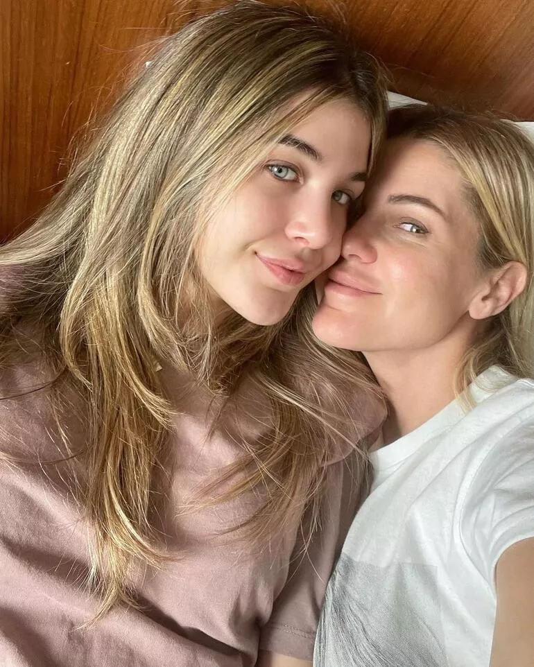 Duru Kınay, annesi Emine Ün ile benzerliğiyle görenleri şakına çevirdi ...