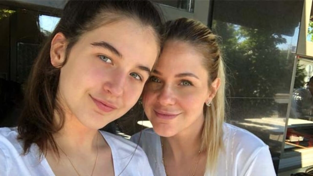 Duru Kınay, annesi Emine Ün ile benzerliğiyle görenleri şakına çevirdi ...