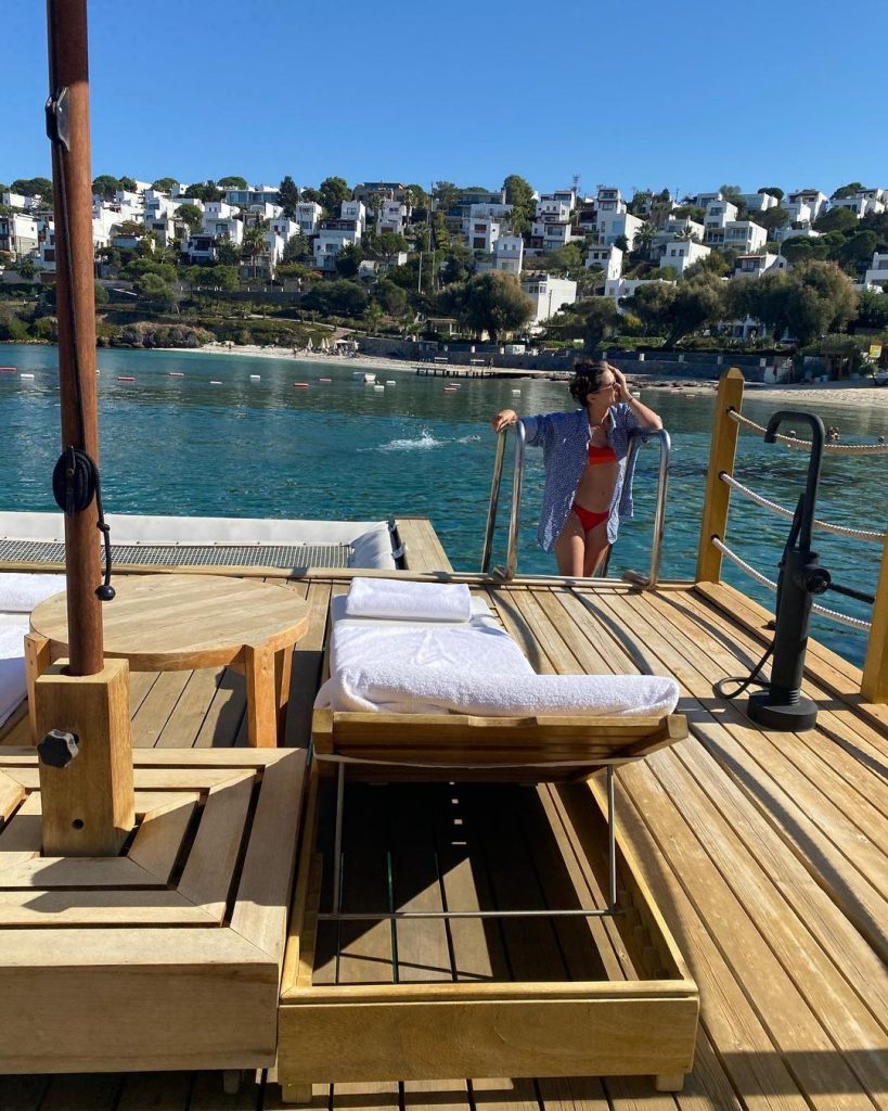 Özge Özprinçci’den iskele pozları: Tutuluyoruz - All Magazine