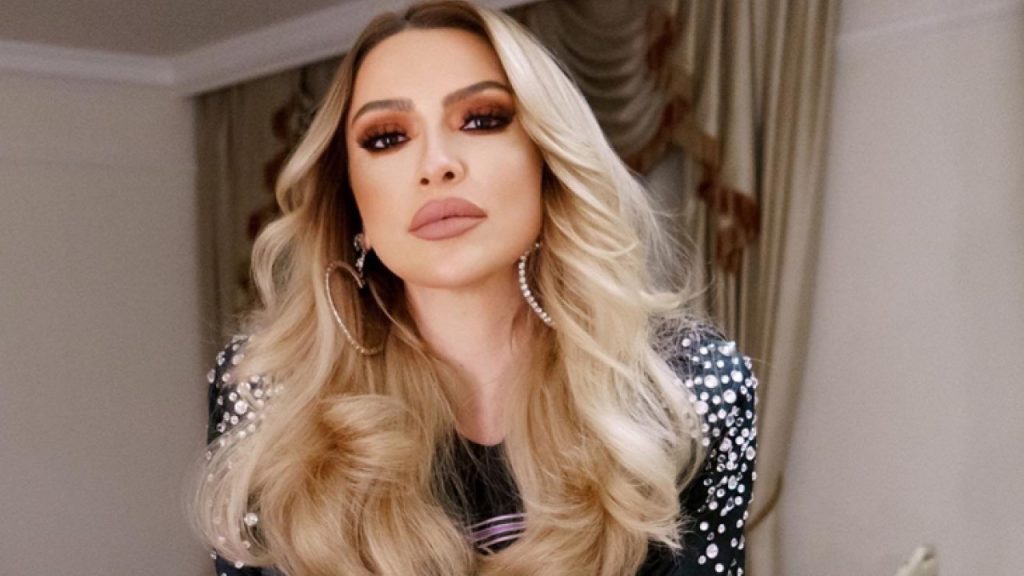 Hadise göğüs dekolteli pozuyla dikkat çekti - All Magazine Hadise göğüs dekolteli pozuyla dikkat çekti - All Magazine
